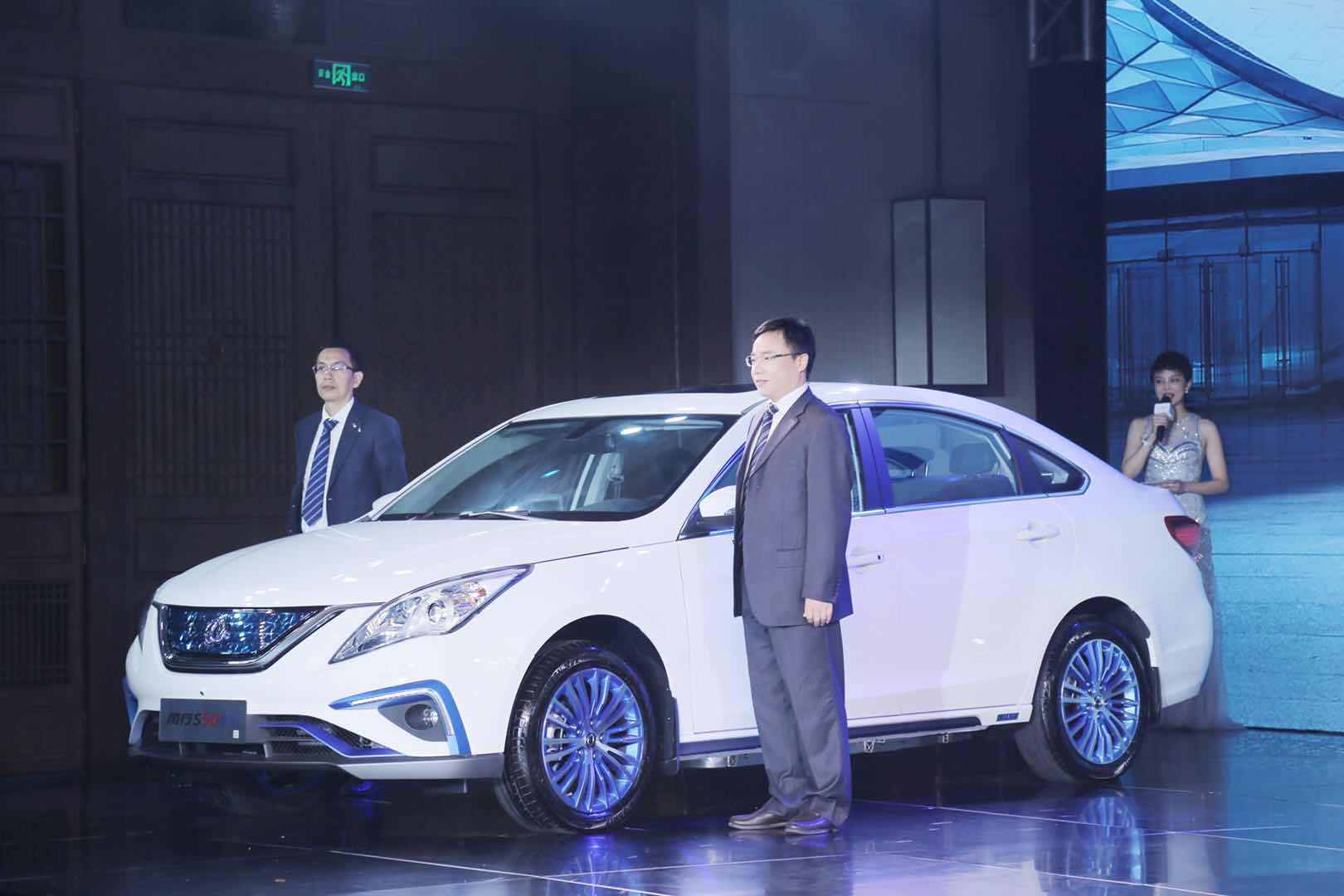 东风新能源风行S50EV和菱智M5EV齐上市，续航可达410km_车辙